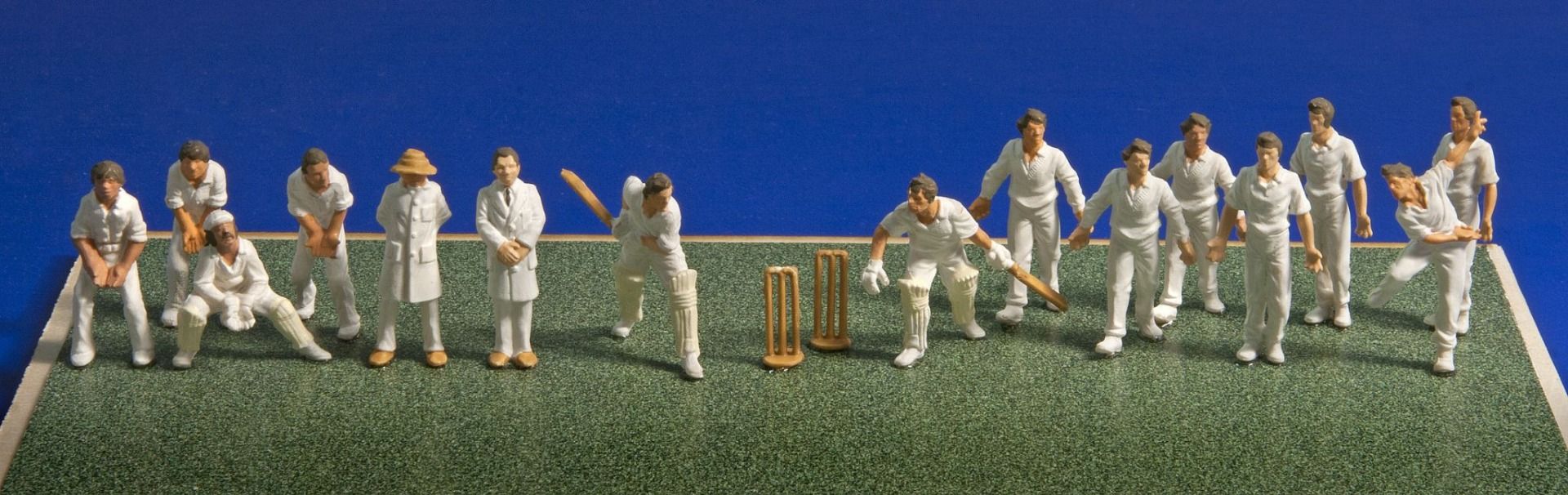 Peco Cricket Team (15 figures) for OO Gauge Model Railway | Hobbies