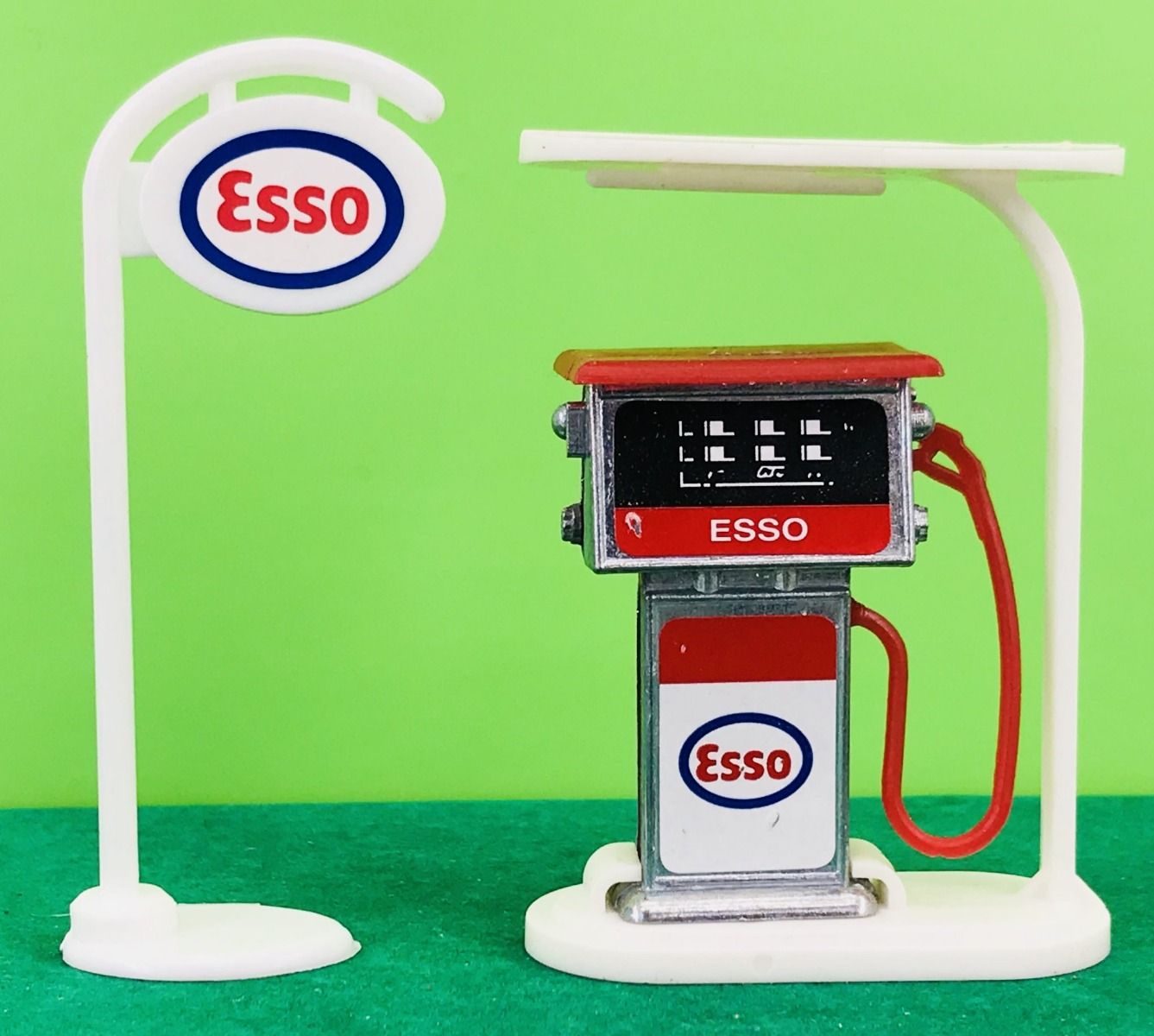 Model Garage Fuel Pump and Esso Sign Set | Hobbies
