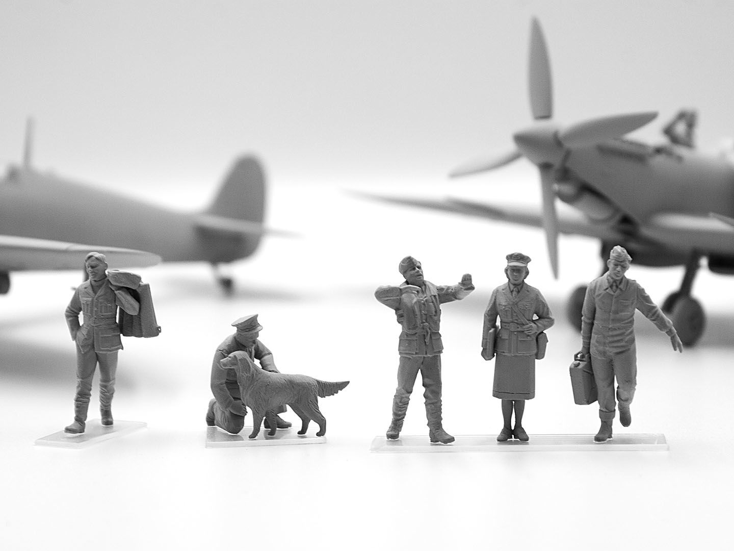 ICM 1/48 Scale WWII RAF Airfield Set, Spitfire Mk.IX & Spitfire Mk.VII ...