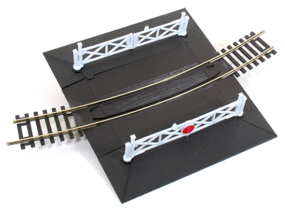 Peco Curved (No.4 Rad.) Level Crossing complete with 2 ramps & 4 gates ...