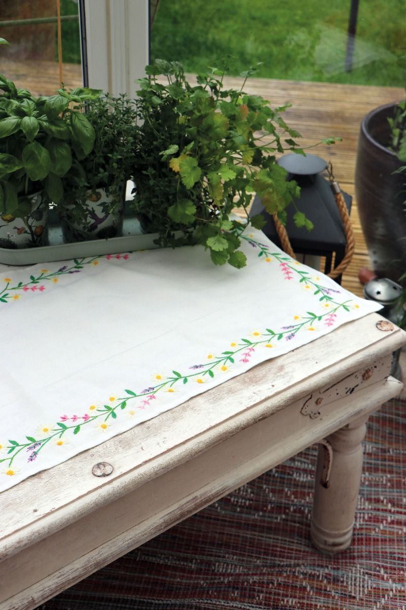 Trimits Daisy Chain Table Runner Embroidery Kit | Hobbies