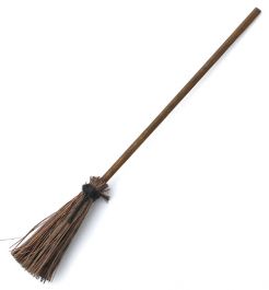 1:12 Scale Dolls House Sweeping Broom | 3072 | Hobbies